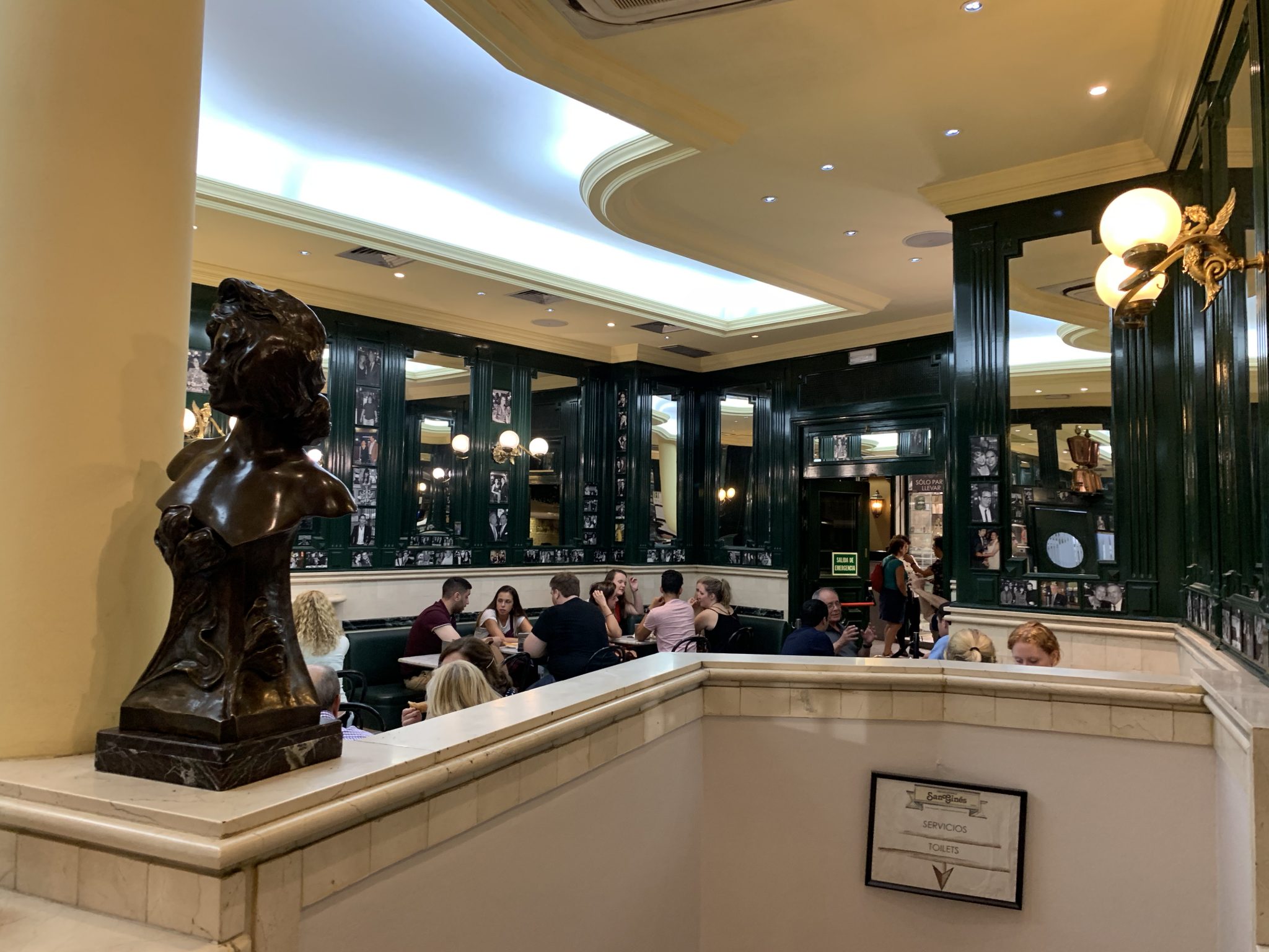 El imperdible chocolate con churros de la chocolatería San Ginés en ...