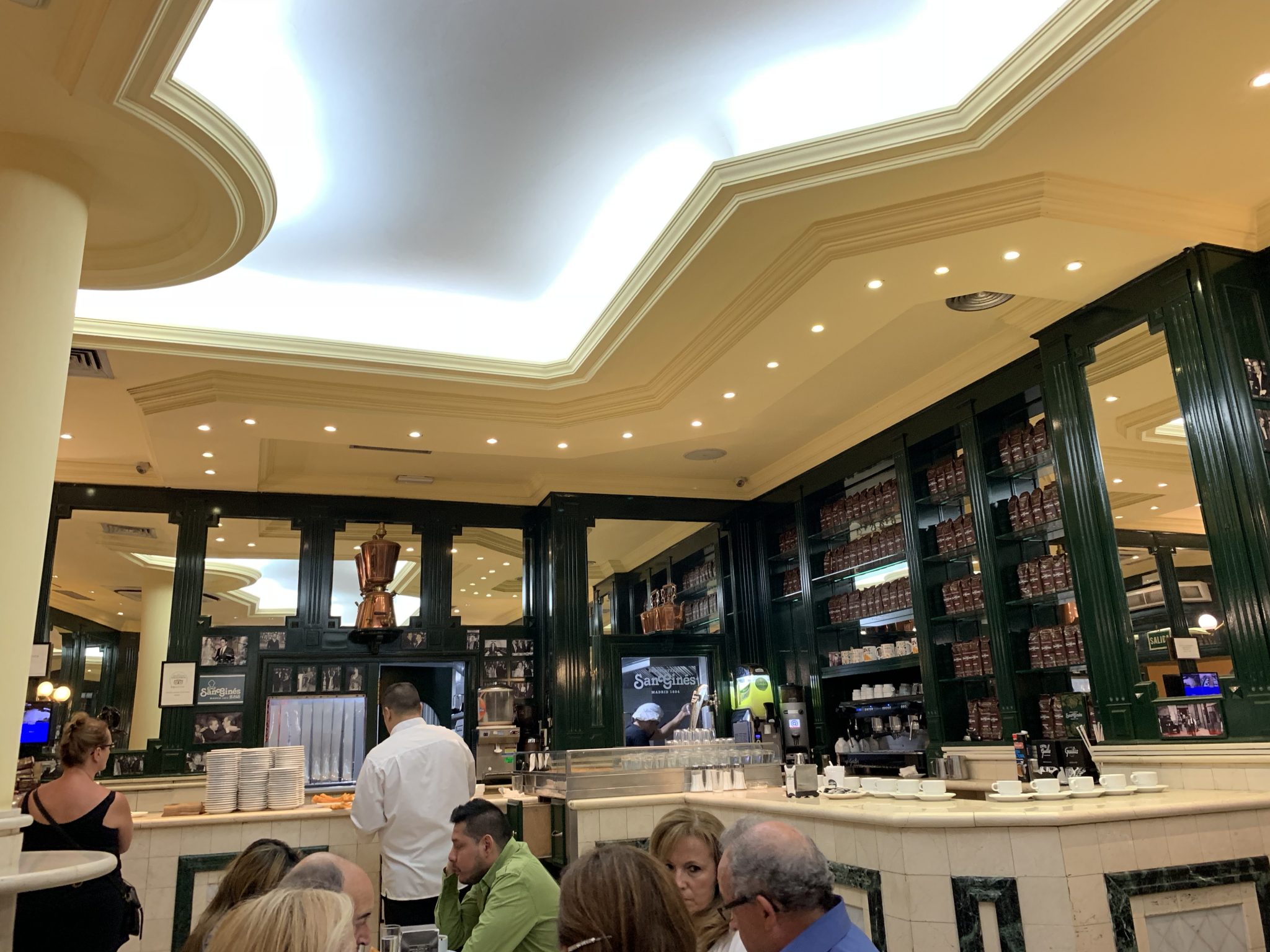 El imperdible chocolate con churros de la chocolatería San Ginés en ...